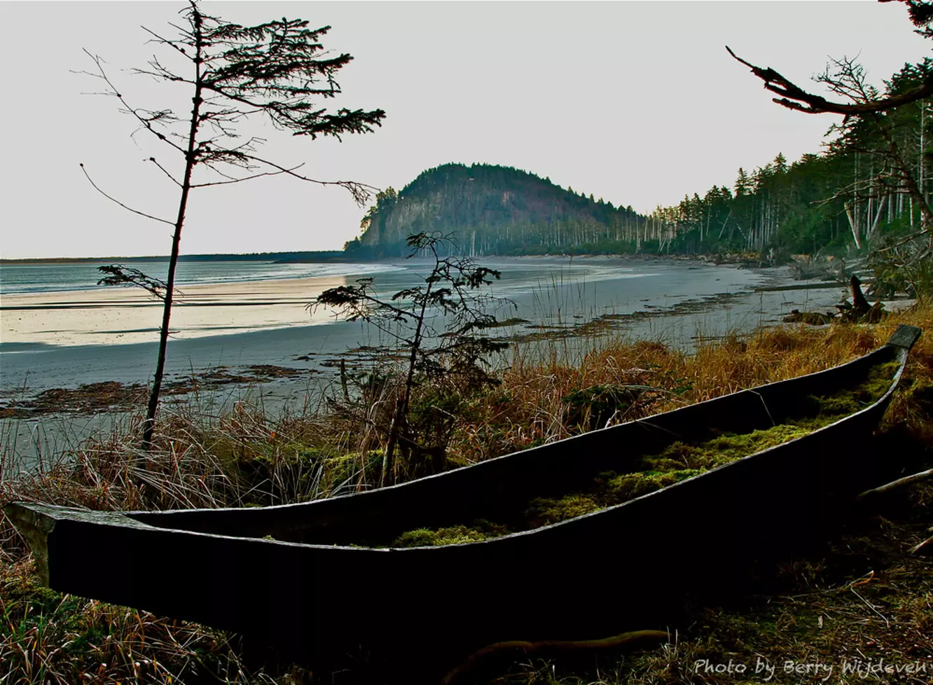 Haida Gwaii, also known as the Queen Charlotte Islands, is located off the coast of British Columbia, Canada. The local population is called the Haida, which is also the name of the language. Now he is on the verge of death: only 20 carriers survived. It is considered one of the most difficult languages, as it uses 70 prefixes. Listed in the Guinness Book of Records.