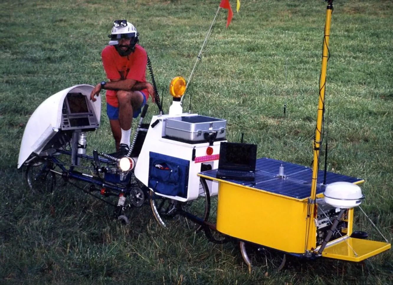 A complexa bicicleta eléctrica Behemoth nin sequera ten unha roda de motor. A electricidade xerada a partir de paneis solares utilízase para radioafeccionados, ordenadores, teléfonos vía satélite, etc. Esta é a bicicleta máis cara da lista: a súa construción levou máis de 500.000 dólares.