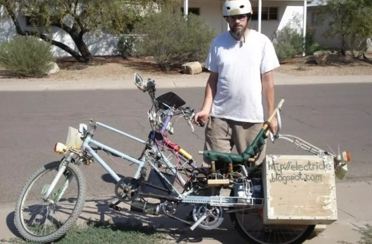 Crazy Bike («Crazy Bike») үшін қажет нәрсенің бәрі дерлік механикалық қоқыстан табылған Амберқасқырды қайта өңдеуді қолдайтын. Ол бұл көлікті күнделікті қала маңынан жұмысқа және қайту үшін пайдаланатын. Өкінішке орай, велосипед 2013 жылы үйдегі өртте өртеніп кеткен.