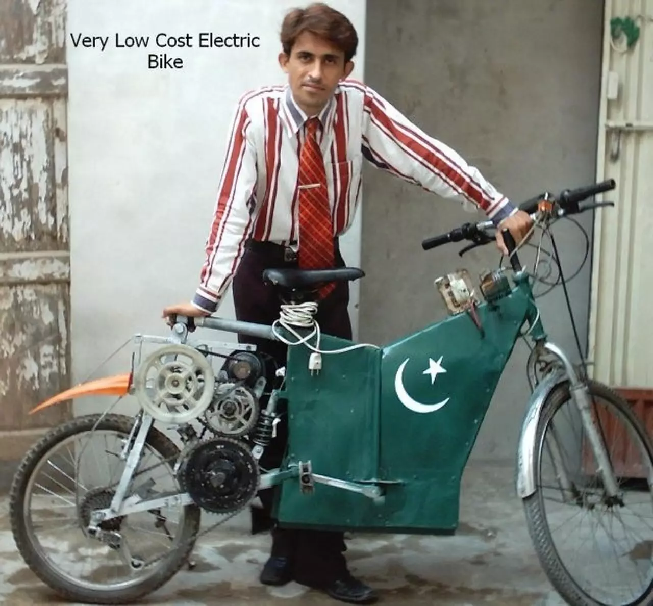 Die elektriese fiets het slegs $200 gekos vir Naeem, 'n uitvinder van Pakistan. Die entoesias het die asblikke geskuur en 'n ou Toyota-verkoelerwaaiermotor en ou ratte vir 'n komplekse rattrein gevind. Byna die enigste ding waaraan Naim geld moes spandeer, was batterye. Die fiets bereik spoed van meer as 60 km/h, wat die eienaar in staat stel om van die oorvol Pakistanse busse te vergeet.