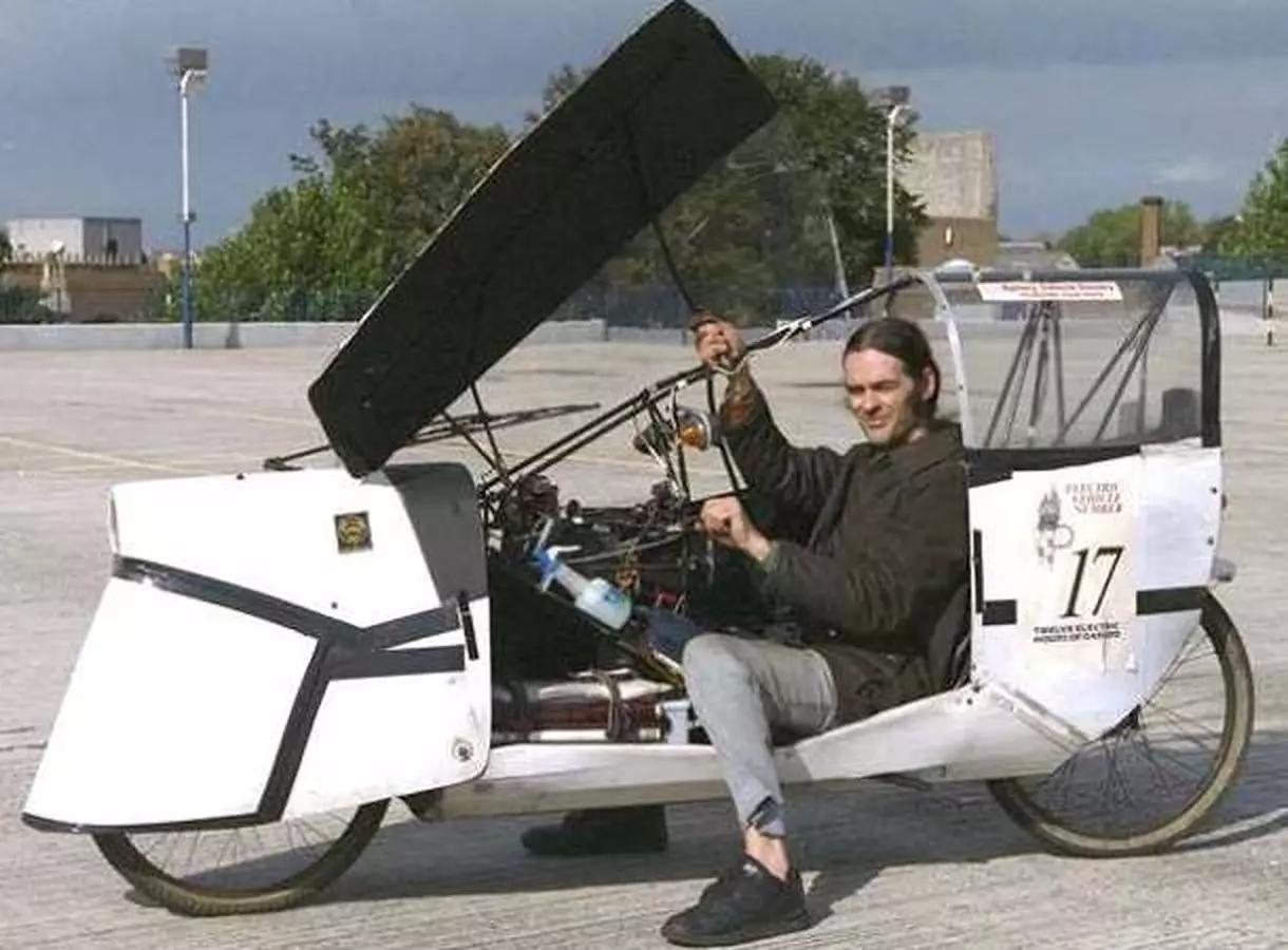 Mae Cedric Lynch wedi datblygu un o'r moduron trydan bach mwyaf effeithlon o gwmpas 14 kg, a ddefnyddir yn aml ar e-feiciau eraill. Rhoddodd Cedric ei hun yr injan hon ar ei Streamliner. Diolch i aerodynameg ragorol, mae'r beic yn cyflymu i 97 km/h. Mae Lynch yn ei yrru am fwy na 60 km bob dydd.