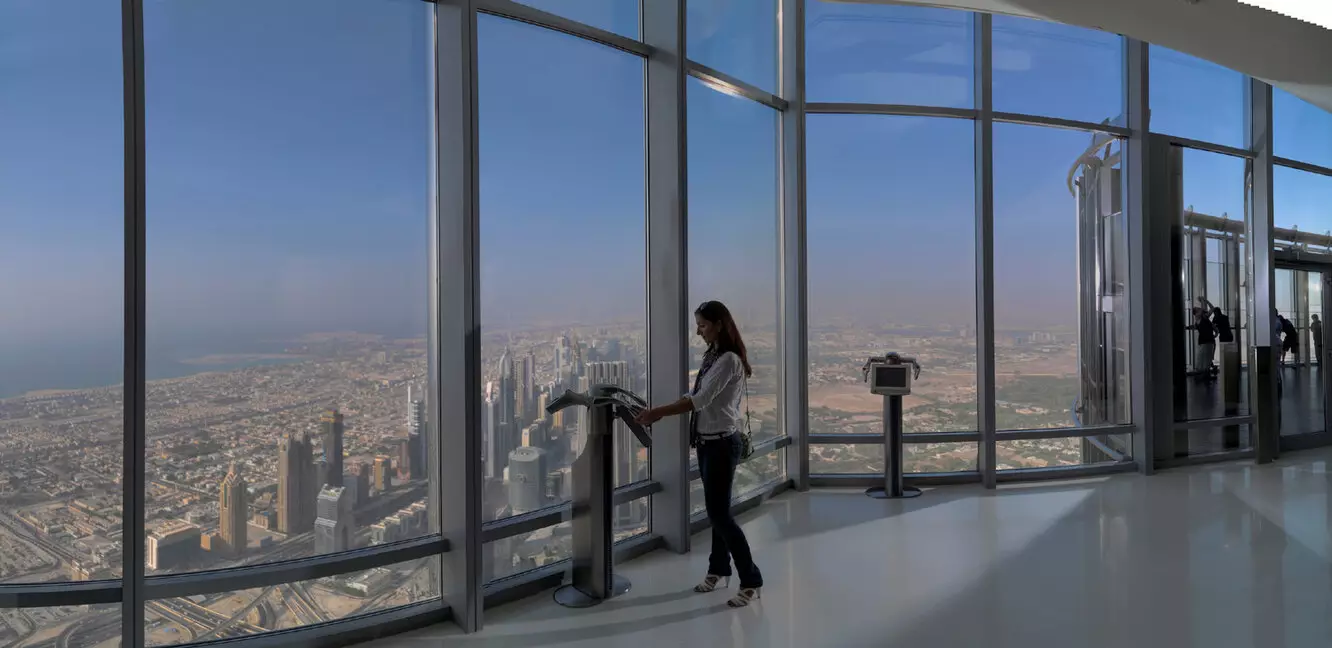 Imagine: you are standing on the observation deck of the Burj Khalifa, the tallest building in the world, with almost 55,000 tons of steel reinforcement and 110,000 tons of concrete under your feet. It's time to say "thank you" to the radiographic welding pros. Here's how it works: The technician places a detector behind the stitch and then shines a small amount of X-ray or gamma rays at it. If the seam is damaged or too thin, the rays will pass through it, and the detector will fix the defect.