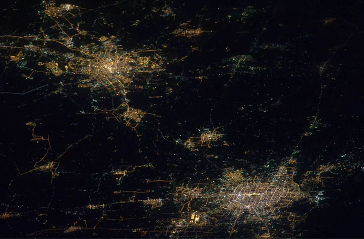 Ĉina superurbo. Pekino estas konsiderata unu el la plej grandaj urboj en la mondo, sed la ĉinaj aŭtoritatoj planas iri eĉ plu, igante la ĉefurbon la centro de la superurbo de la estonteco. La projekto kunigos Pekinon, Tianjin kaj Hebei-provincon en unu solan enton - gigapolo kun grandeco de 212 000 kvadrataj kilometroj kaj populacio de 130 milionoj da homoj.