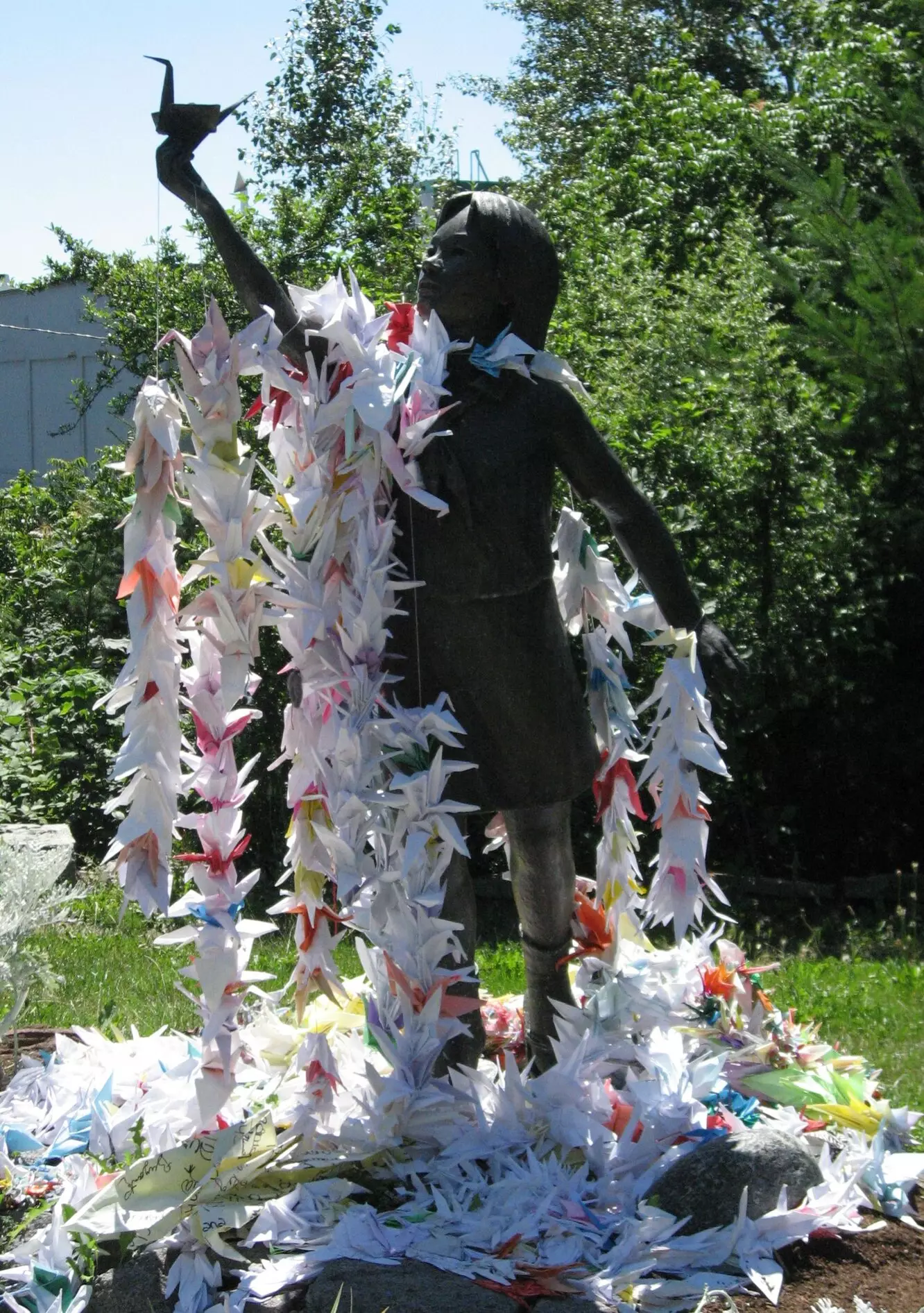 Sebuah monumen kepada seorang gadis Jepun berusia 12 tahun yang menjadi mangsa pengeboman atom turut didirikan di Amerika Syarikat - di Taman Keamanan di Seattle.