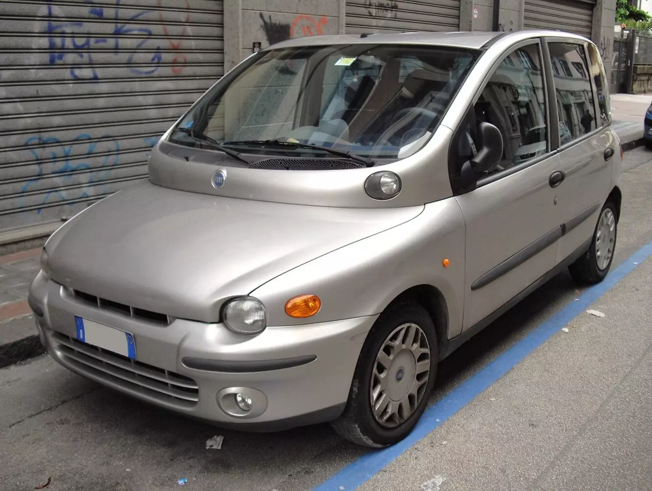 5. Fiat Multipla: Italiya mikroavtobusi qulay va keng ichki makonga ega edi, ammo dizaynerlar tashqi ko'rinish uchun etarli kuchga ega emas edi.