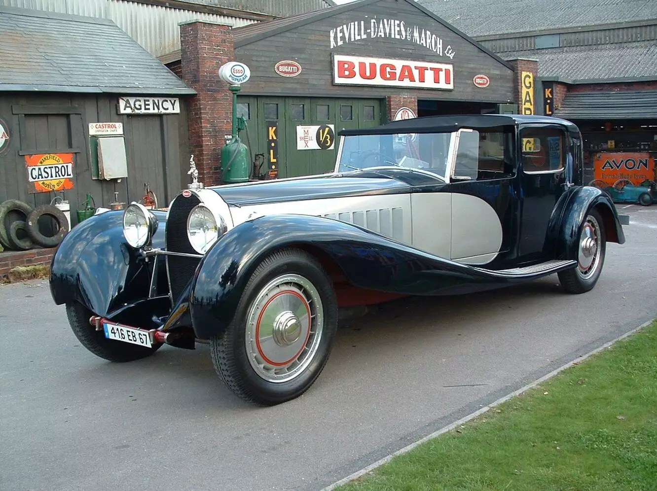 3. Bugatti Royale: Og'irligi deyarli 3,2 tonna bo'lgan hashamatli sedan, u eng uzun kapotga ega edi, ammo bunday o'lchamlar uchun ichki qismi kichkina edi.