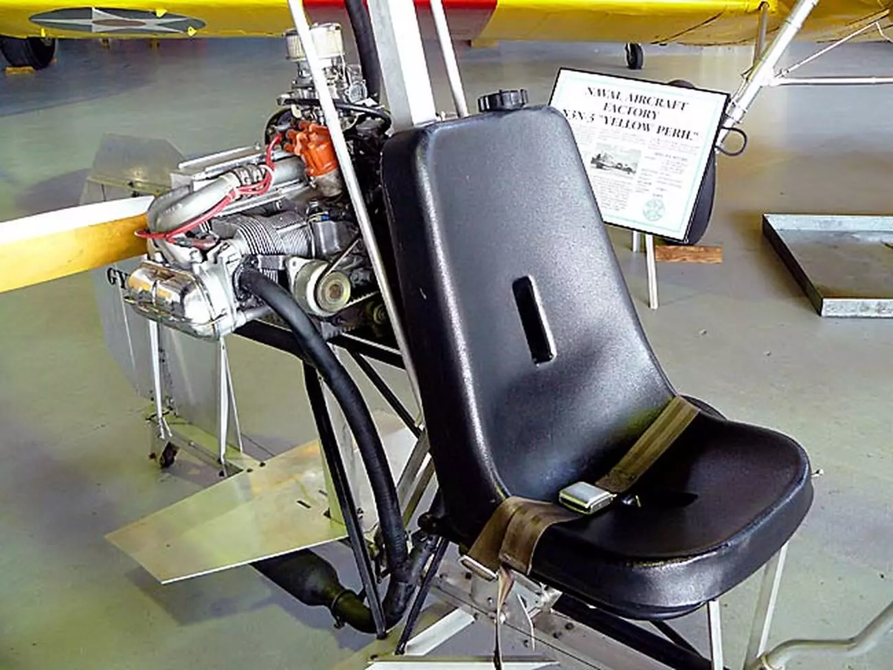 Ang fuel seat ay isang imbensyon ng American engineer na si Kenneth Brock para sa light o sports aircraft. Sa kasong ito, walang nasaktan - hindi ito dumating sa produksyon. Siyempre, hindi masakit ang labis na gasolina, ngunit anong uri ng piloto ang gustong lumipad habang nakaupo sa isang bomba?