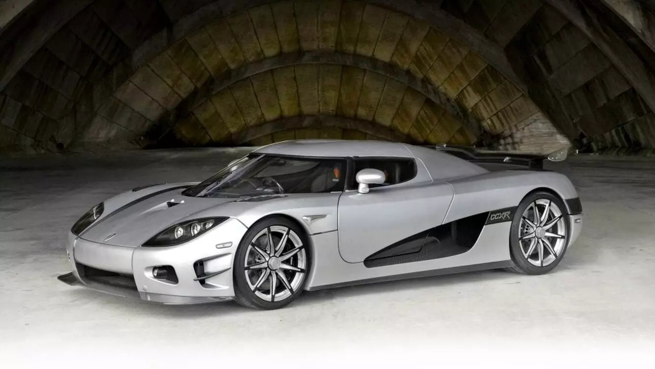 Koenigsegg CCXR Trevita ($4,8 miljoen). Die CCXR Trevita is die duurste massavervaardigde supermotor vanweë sy koolstofveselbak en unieke diamantbedekking. Toegerus met 'n 4,8-liter V8-enjin met 'n kapasiteit van 1004 pk, 'n maksimum spoed van 402 km/h.