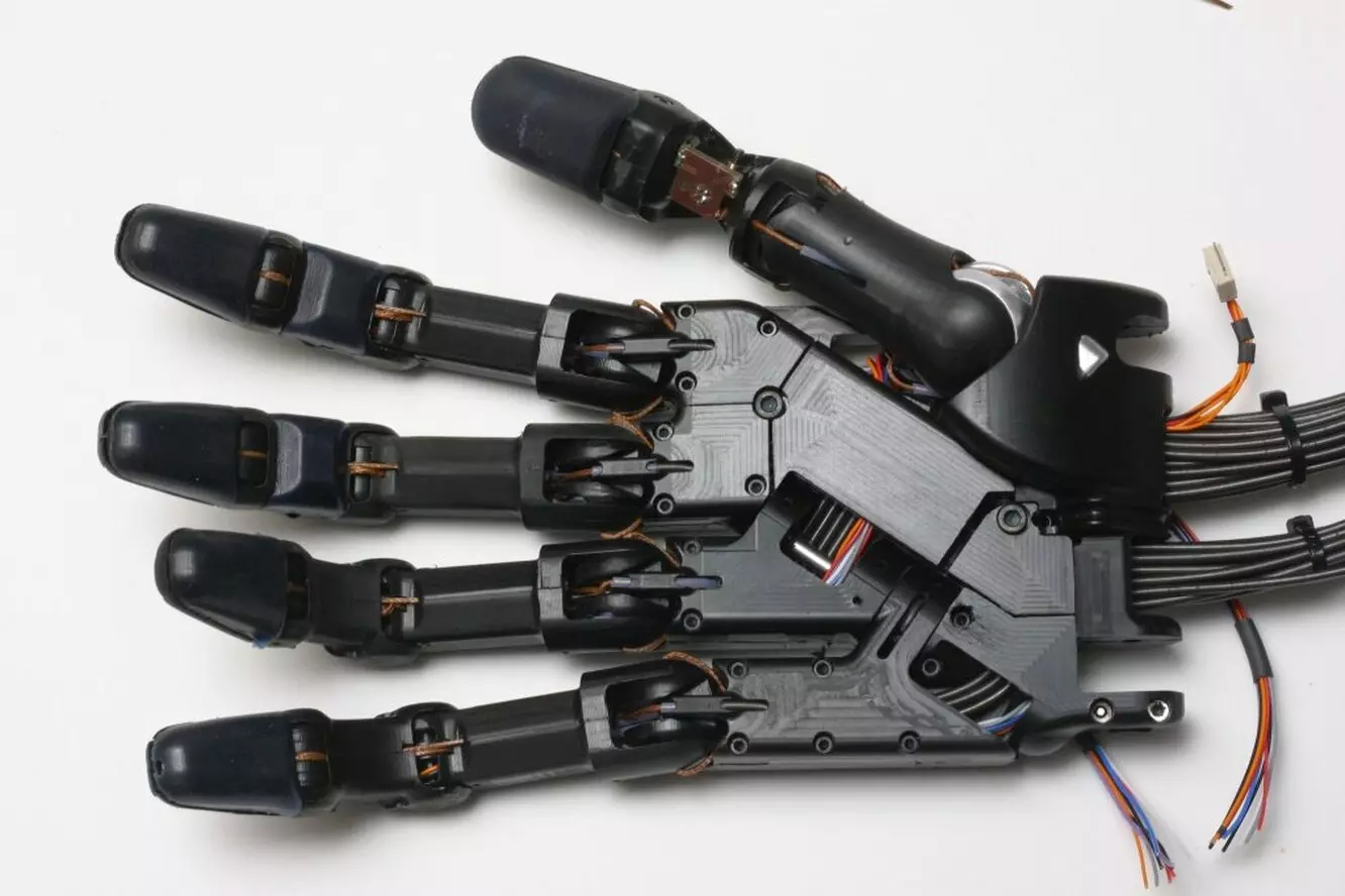 机械臂不是新发明，但没有一个能像英国影子机械手那样拥有机动性。这个机器人尽可能地模仿人的手，包括手指上的触摸板和气温检测。机械臂可用作高级假肢或便携式机械手。