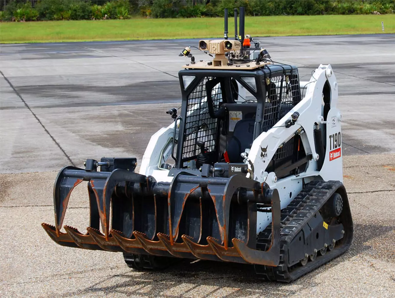 来自英国 QinetQ 公司的强大战斗机器人工程师“斯巴达克”主要设计用于摧毁爆炸装置。此外，他还帮助部队清理道路和搬运重物。它既可以在最远 900 米的距离内进行远程控制，也可以直接从驾驶室进行控制。