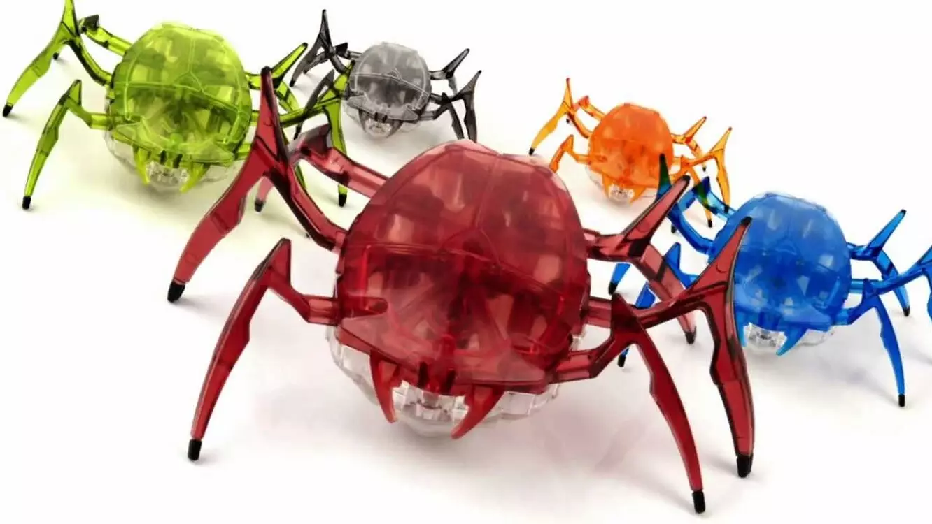 Robot kaulinan scarab HEXBUG katingalina sapertos serangga nyata. Anjeunna ngagerakkeun sukuna dina laju 1200 kali per menit sareng luncat lumayan. Alatan kanyataan yén anggota awak kumbang robot anu panjangna rada béda, gerakanna katingalina dipercaya.
