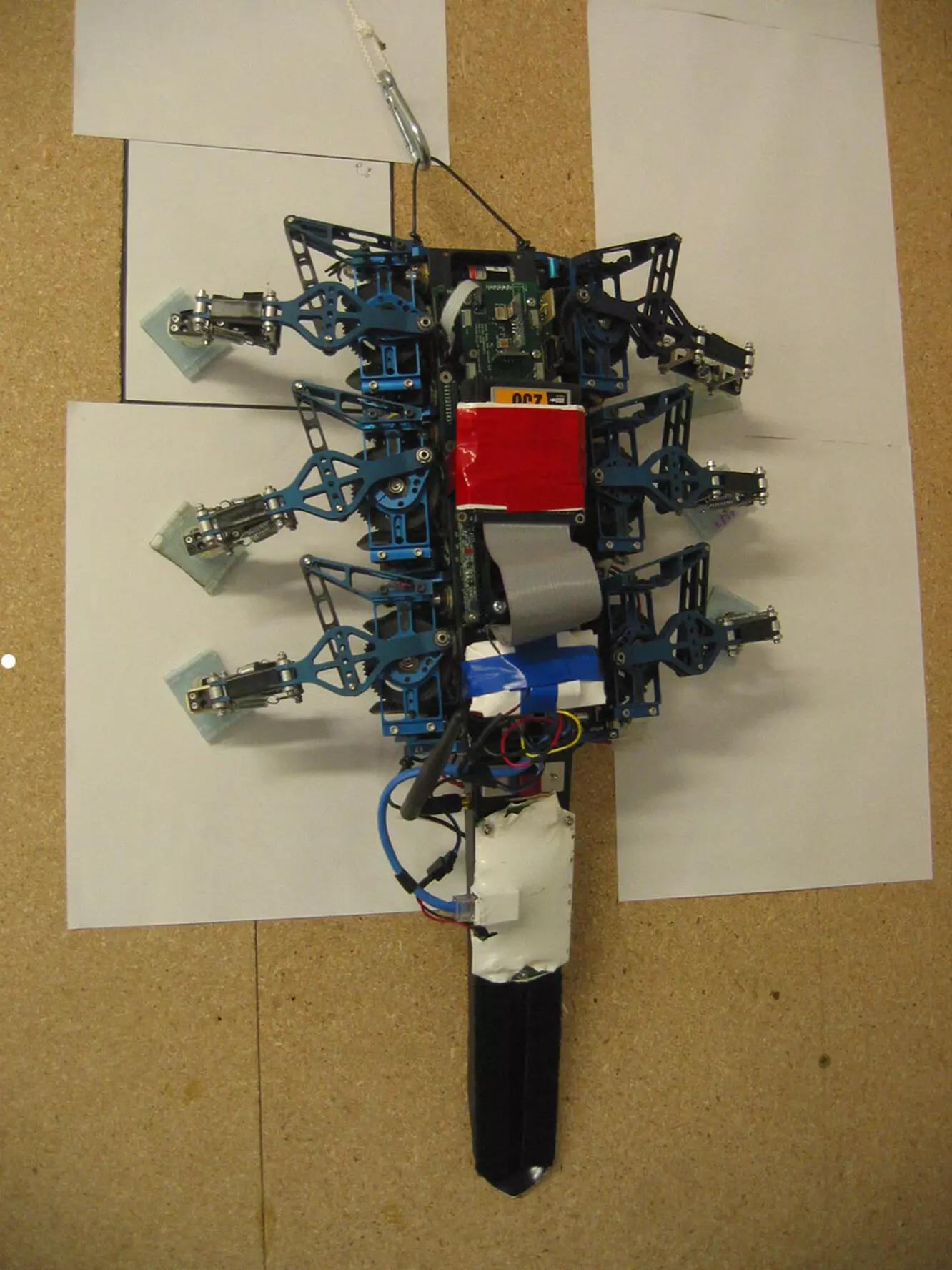 RiSE მთამსვლელი რობოტი Boston Dynamics-დან შთაგონებული იყო არც თუ ისე სასიამოვნო არსებით, ტარაკნით. მაგრამ მას შეუძლია თითქმის ყველაფერზე ასვლა - კედლებზე, ღობეებზე, ხეებზე და ადაპტირება თითქმის ნებისმიერ ზედაპირზე.