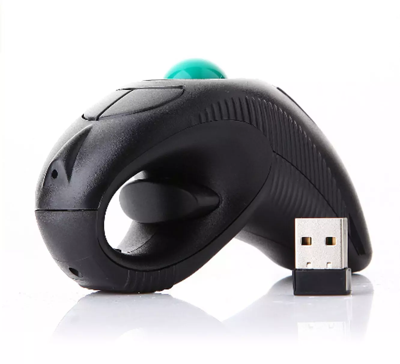 A portable finger mouse is a good idea to control your computer without a desk or pad, but connecting via USB doesn't make it any better. The wire takes up space and is easy to trip over, negating the benefits of remote control.