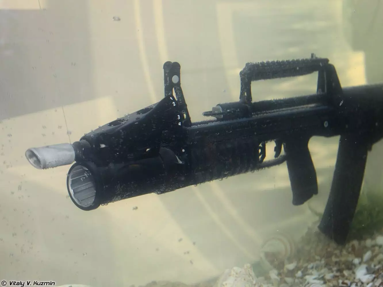 Az ADS (dupla-közepes speciális géppuska) kifejezetten vízben való lövöldözésre készült, és az orosz különleges erők használják. Képes 700 lövés/perc sebességgel lőni, akár 25 méteres távolságból.