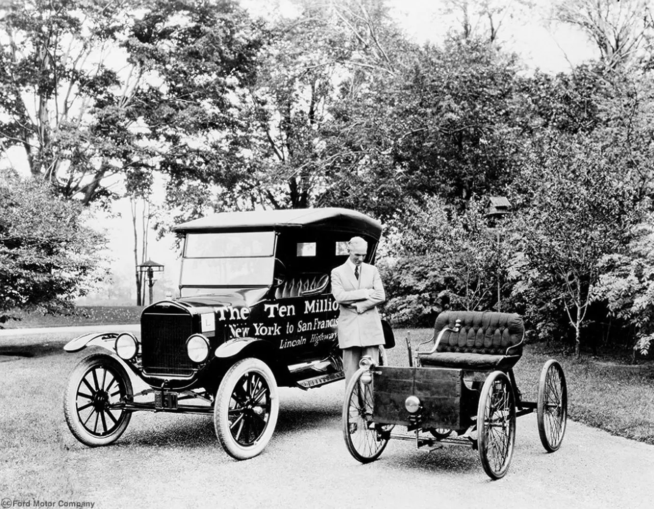 Ford Model T (1908-1927) - legenda az autóiparban. A gyártás 19 éve alatt a Ford több mint 15 millió darabot adott el ezekből az autókból, „kerekekre állítva Amerikát”. A T-modell összeszerelősorának és leegyszerűsített kialakításának köszönhetően a középosztálybeliek számára is elérhető volt, de ez rendkívül veszélyessé is tette. Például a Ford elvből megtagadta, hogy az első kerekeket fékkel szerelje fel, hogy ne emelje az árat.