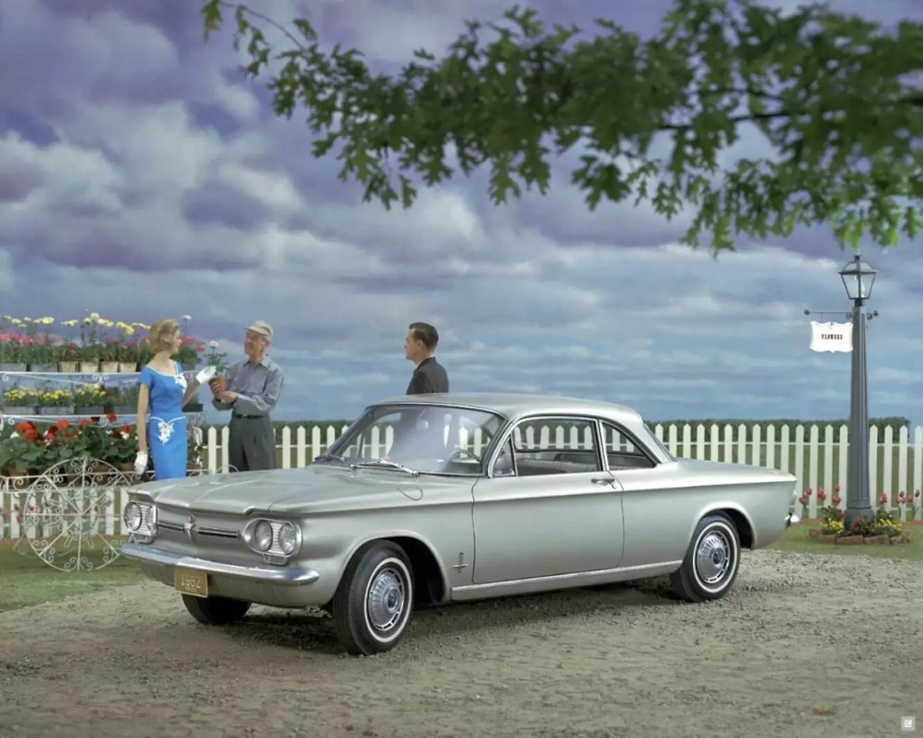 Chevrolet Corvair (1960-1969). Ralph Nader amerikai ügyvéd azzal szerzett magának hírnevet, hogy megírta a Veszélyes bármilyen sebességgel című könyvet a 60-as évek autóinak hiányosságairól. Az első fejezetet a Chevrolet Corvairnek szentelték, amelyen Ralph különösen keményen ment keresztül a független hátsó kerékfelfüggesztés és a hátsó motor elrendezésével kapcsolatos problémák miatt. A hiányosságokat 1965-ben kijavították, de ez nem mentette meg az autó hírnevét.