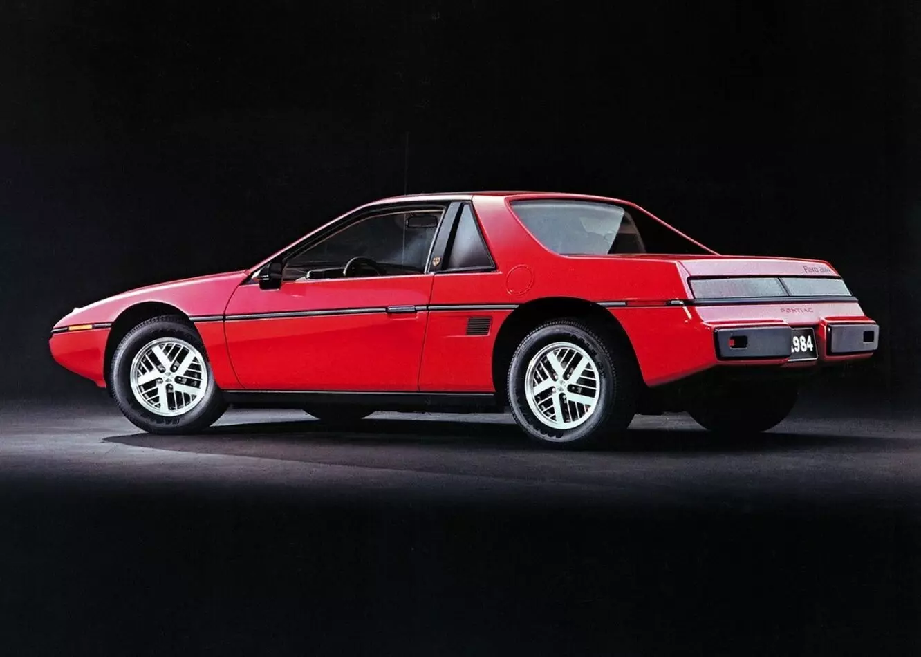 A Pontiac Fiero (1984-1988) azért jött létre, hogy visszaadja a Pontiac korábbi dicsőségét. Ez a divatos kétüléses sportautó kezdetben sikeres volt, de egy tervezési hiba miatt gyakran kigyulladt az autó. Szerencsére senki sem halt meg, a hibát 1985-ben kijavították. Két évvel később azonban egy másik modell tört ki, és a sajtó porrá törölte a Fiero hírnevét.