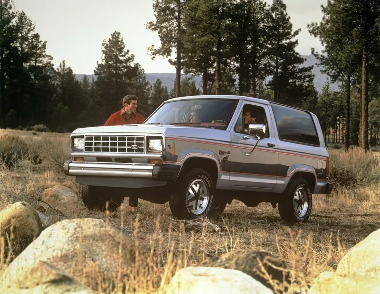 A Ford Bronco II (1983-1990) a Ford meglehetősen sikeres terepjárója volt, amelyet az eredeti Ford Bronco dizájnjának követésére terveztek. De a túlzott magasság, az elégtelen szélesség és a rövid tengelytáv ahhoz a tényhez vezetett, hogy az autó gyakran felborult. Egy 1990-es vizsgálat megállapította, hogy évente legalább 70 ember vesztette életét a Bronco II baleseteiben.