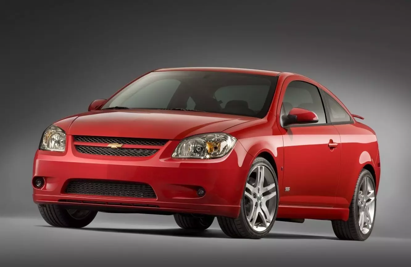 Chevrolet Cobalt (2004-2010). A Cobalt története hasonló a Pinto történetéhez - először jó kritikák és eladások, majd szörnyű botrány. Az autóban a gyújtáskapcsoló hibája volt - a benne lévő kulcs semleges helyzetbe fordulhatott a rázkódás miatt, és kikapcsolhatja a légzsákokat. A General Motors megpróbálta eltitkolni ezt a tényt, de nem járt sikerrel.