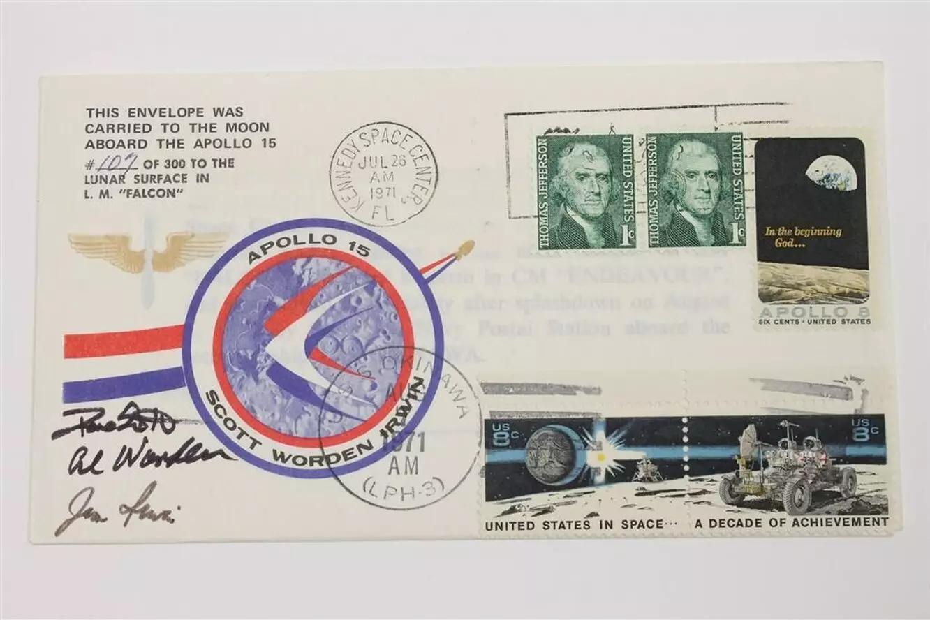Bélyegek. Az 1971-ben a negyedik holdraszállásra felbocsátott Apollo 15 legénysége komoly botrányba keveredett. Az űrhajósok mintegy 400 lepecsételt borítékot csempésztek magukkal, amelyeket a küldetés végén el akartak adni. A személyzet minden tagja fegyelmi eljárást kapott, a NASA pedig szigorította a dolgok űrbe szállítására vonatkozó szabályokat.
