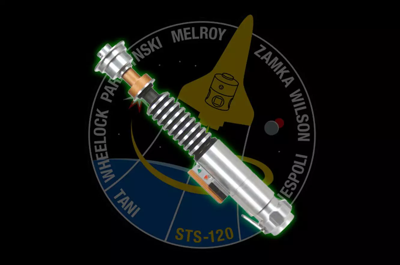 A Jedi visszatér eredeti fénykardja a Discovery STS-120 űrsikló fedélzetén került az űrbe 2007-ben, a Star Wars 30. évfordulója tiszteletére. Miután leszállították az ISS-re, visszakerült a Földre, és a houstoni Űrközpont Múzeumban helyezték el.