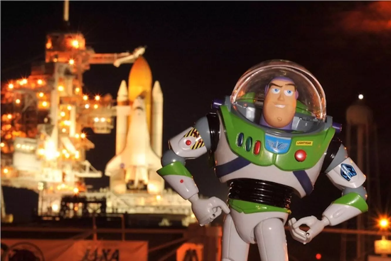 A Toy Story űrhajósa, Buzz Lightyear figurája 2008-ban került az űrbe az STS-124 Discovery küldetése során. Miután másfél évig az ISS-en tartózkodott, Buzz 2009 szeptemberében visszatért a Földre. Ezt az eseményt úgy időzítették, hogy egybeessen a Disney World és a Disneyland új látnivalóinak megnyitásával.