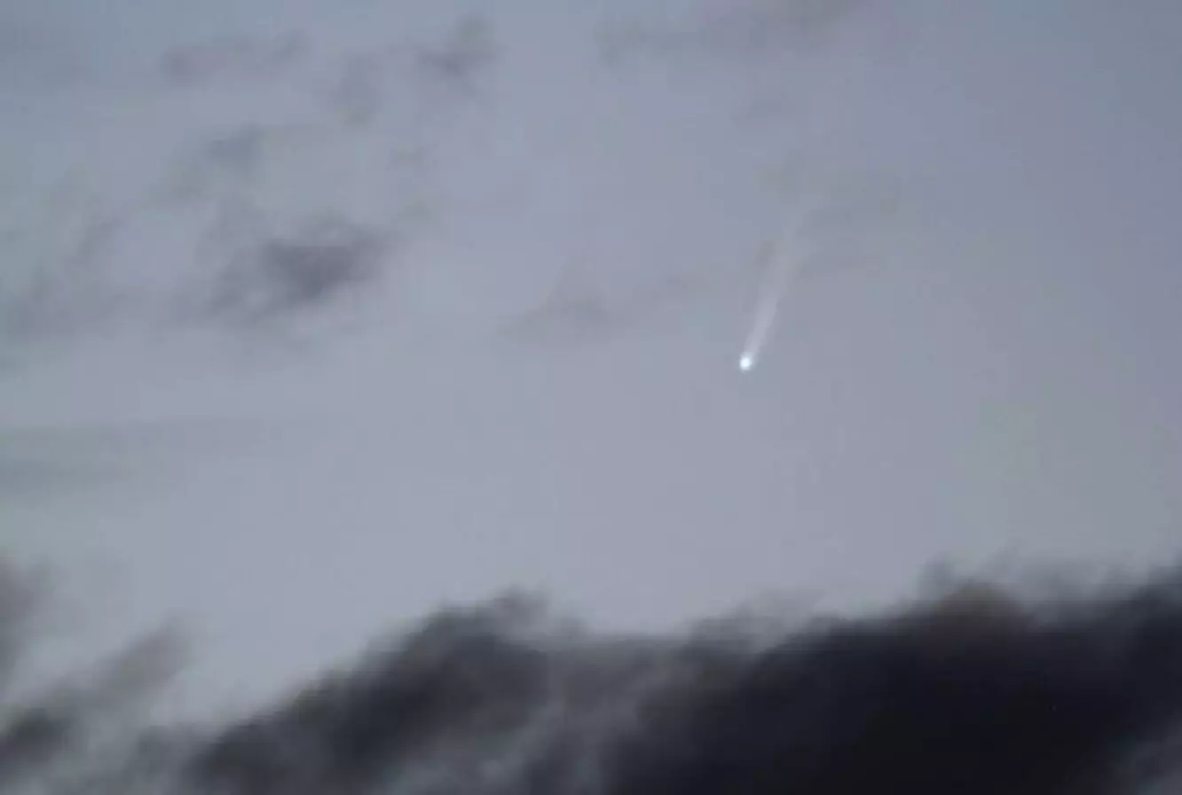 Tá Cóiméid ag eitilt in aice leis an Domhan éasca le feiceáil i rith an lae - is é an rud is mó ná fanacht ar an nóiméad ceart. Mar shampla, bhí Comet McNaught de 2007 le feiceáil go foirfe i rith an lae, mar a bhí Cóiméad Halley i 1910.