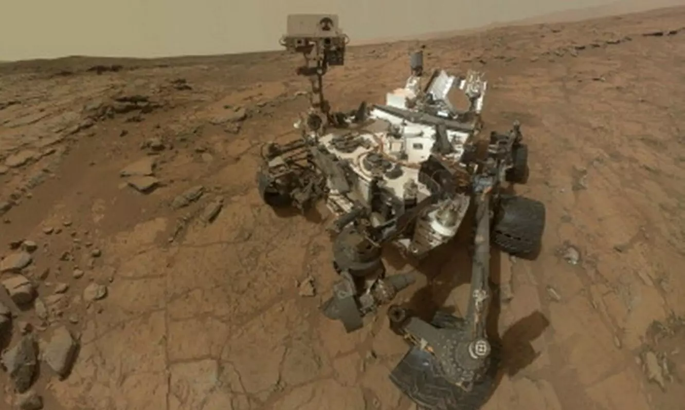 Curiosity se yon robo gwosè mwayen ke NASA te lanse sou Mas nan dat 26 novanm 2011 epi li te ateri nan dat 6 out 2012. Rover a se yon laboratwa chimi endepandan ki fèt espesyalman pou eksplore Gale Crater. Sa a se youn nan pwojè ki pi long ak pi chè NASA yo, ki pran 10 ane ak $2.5 milya dola pou devlope.