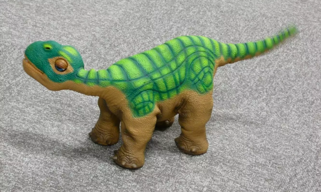 Pleo je hračkársky dinosaurus od Caleba Changa, ktorý dokáže vnímať prostredie, učiť sa a vyjadrovať emócie. Vďaka výkonným senzorom dokáže Pleo rozlišovať farby a odtiene, reagovať na zvuky a dokonca cítiť jedlo či lieky. Zobrazuje aj proces jedenia a spánku.