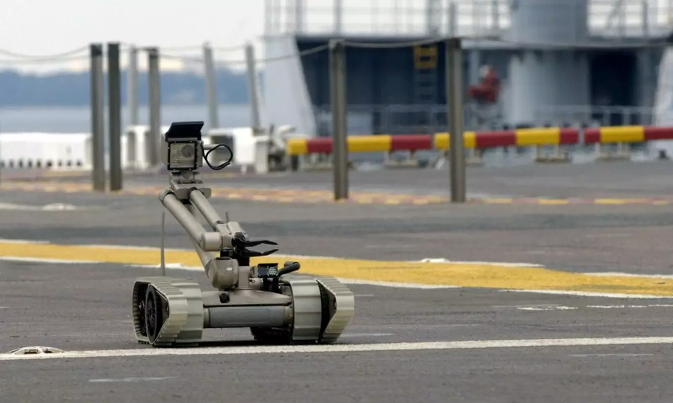 PackBot mangrupikeun séri robot militér ti perusahaan Amérika iROBOT, diluncurkeun taun 2001. Dipaké di Afghanistan sareng Irak pikeun ngumpulkeun inpormasi, milarian tambang sareng nganteurkeun alat. PackBot ngarambat dina laju nepi ka 14 km/jam tur dikontrol ti kajauhan atawa beroperasi sacara mandiri, ngandelkeun sistem GPS canggih.