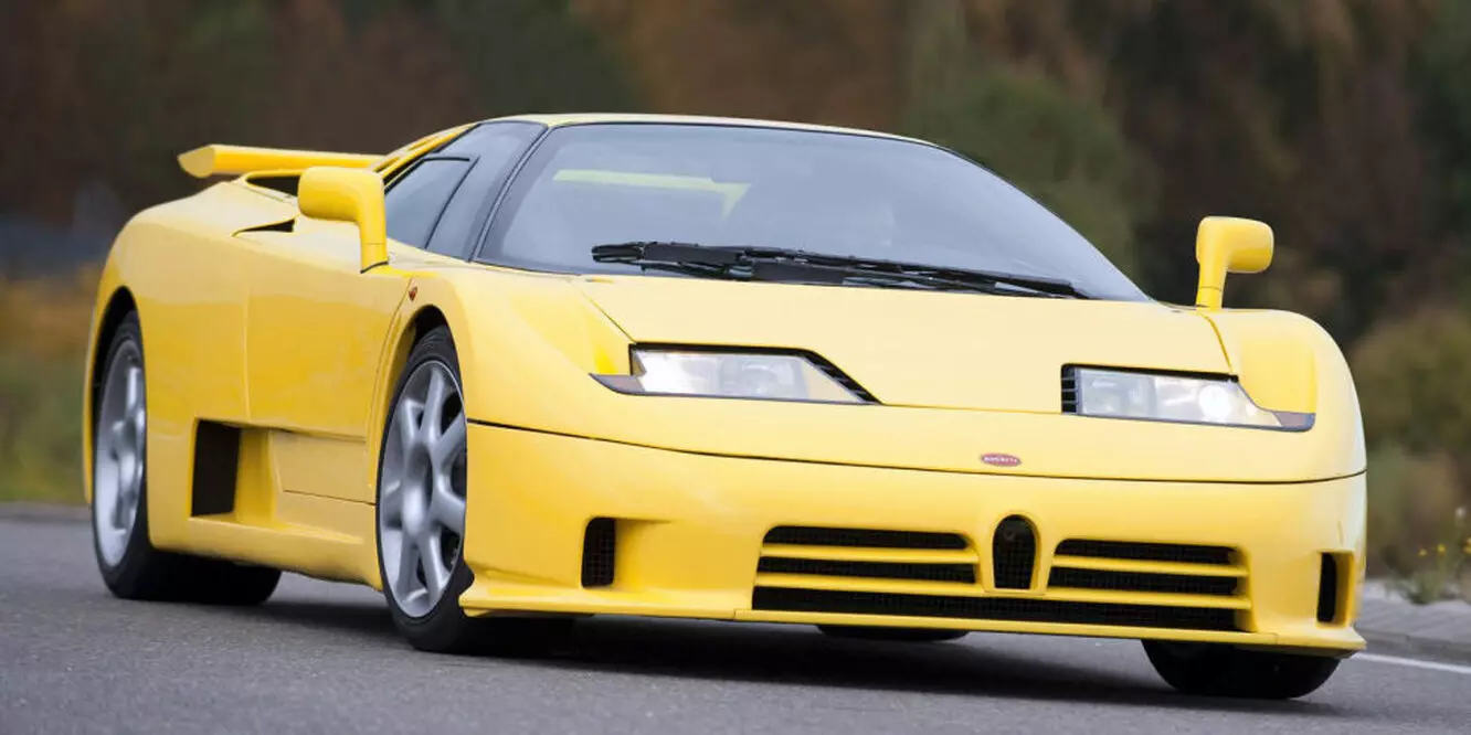 1993 Bugatti EB110 Supersport. Бугатти брендинин атактуу кайра жаралышы бирдей ылдам (300 км/саат!) жана ички жасалгалары жана жасалгалары боюнча саркеч модель.