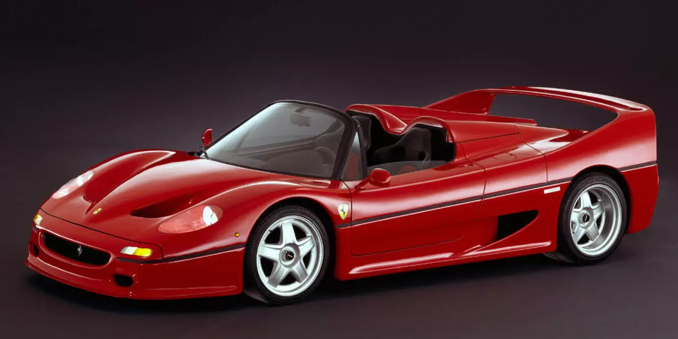 1995 Ferrari F50. Mohlala o nkile sebaka pakeng tsa F40 le Enzo, ka kakaretso likopi tse 349 li entsoe.