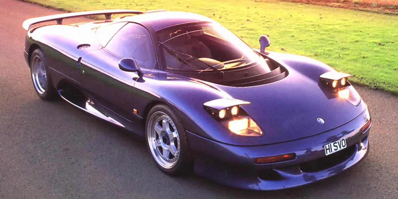 1990 Jaguar XJR-15. Galimoto yoyamba padziko lapansi yokhala ndi thupi lonse la carbon fiber. Makope 53 adamangidwa: galimotoyo sinali bwino chifukwa chaphokoso lambiri mnyumbamo.