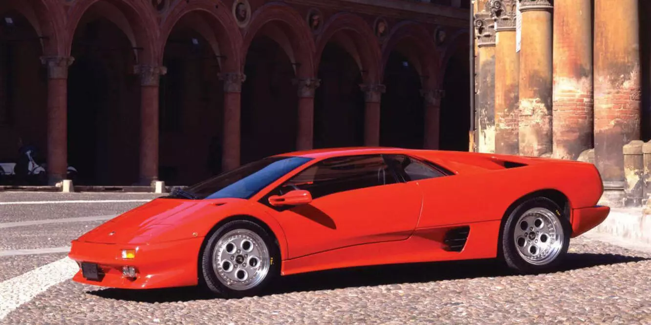 1993 Lamborghini Diablo VT. Absalóideach clasaiceach; sa leagan VT tá sé treisithe go 543 horsepower.