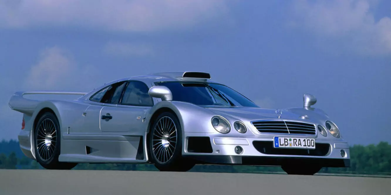 1999 Mercedes-Benz CLK GTR. Жолго караганда жарыш үчүн бул модель укмуштуудай 604 л.с. жана Гиннестин рекорддор китебине дүйнөдөгү эң кымбат өндүрүш унаасы катары кирген – ошол учурда CLK GTRдин баасы 1 547 620 долларга жеткен.