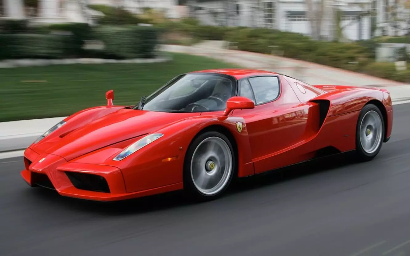 Ferrari Enzo ($ 659,000) niyo modoka yo kwiruka neza. Moteri ya litiro esheshatu V12 itanga 651 hp idasanzwe, yihutisha imodoka kugera kuri 100 km / h mumasegonda 3.1. Hakozwe kopi 400 gusa za Enzo, bituma iba intego yifuzwa kubakusanya. Iyi modoka ya siporo yaguzwe na Jenson Button na Kimi Raikkonen. Michael Schumacher afite icyitegererezo kidasanzwe Enzo - Ferrari FXX.