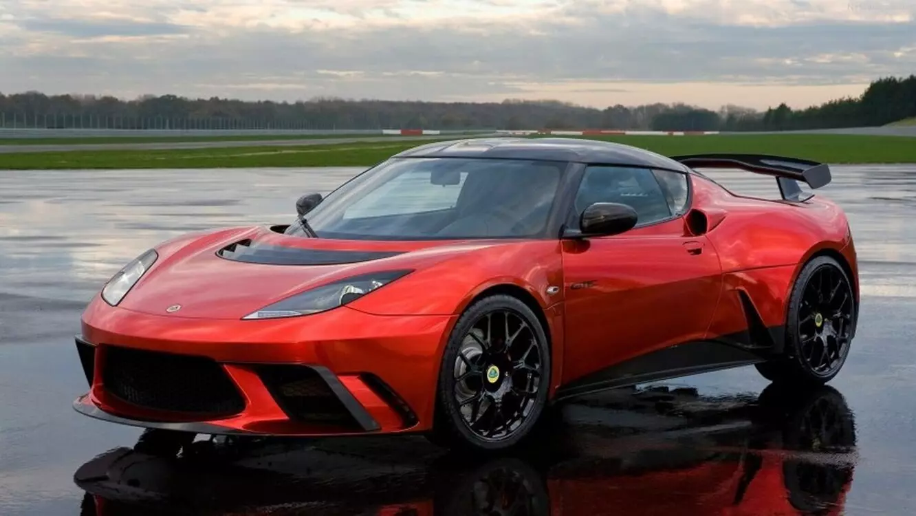 Lotus Evora (78.600 by'amadolari) - guhuza neza umuvuduko no kugenzura neza. Bifite moteri ya Toyota litiro 3,5 ikora 276 hp. muri verisiyo isanzwe na 345 hp. hamwe na supercharger. Ukurikije moteri, irashobora kwihuta kugera kuri 100 km / h mumasegonda atarenze 5. Lotus Evora ari mu igaraje rya Jarno Trulli na Heikki Kovalainen.