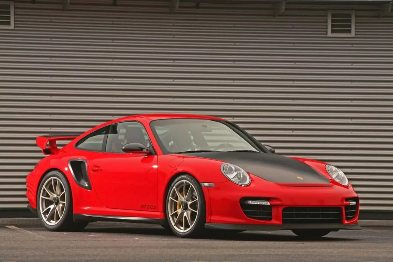 پورشه 911 GT2 RS (245.000 هزار دلار). این خودروی اسپرت پس از اتمام پیست نوربرگ رینگ در 7 دقیقه و 18 ثانیه، به وضوح برای دوستداران سرعت هدف قرار گرفته است. 911 GT2 RS از یک موتور 6 سیلندر باکسر 3.2 لیتری توئین توربو با قدرت 620 اسب بخار استفاده می کند. او در گاراژ کهنه سربازان F1 جنسون باتن و مارک وبر ساکن شد.