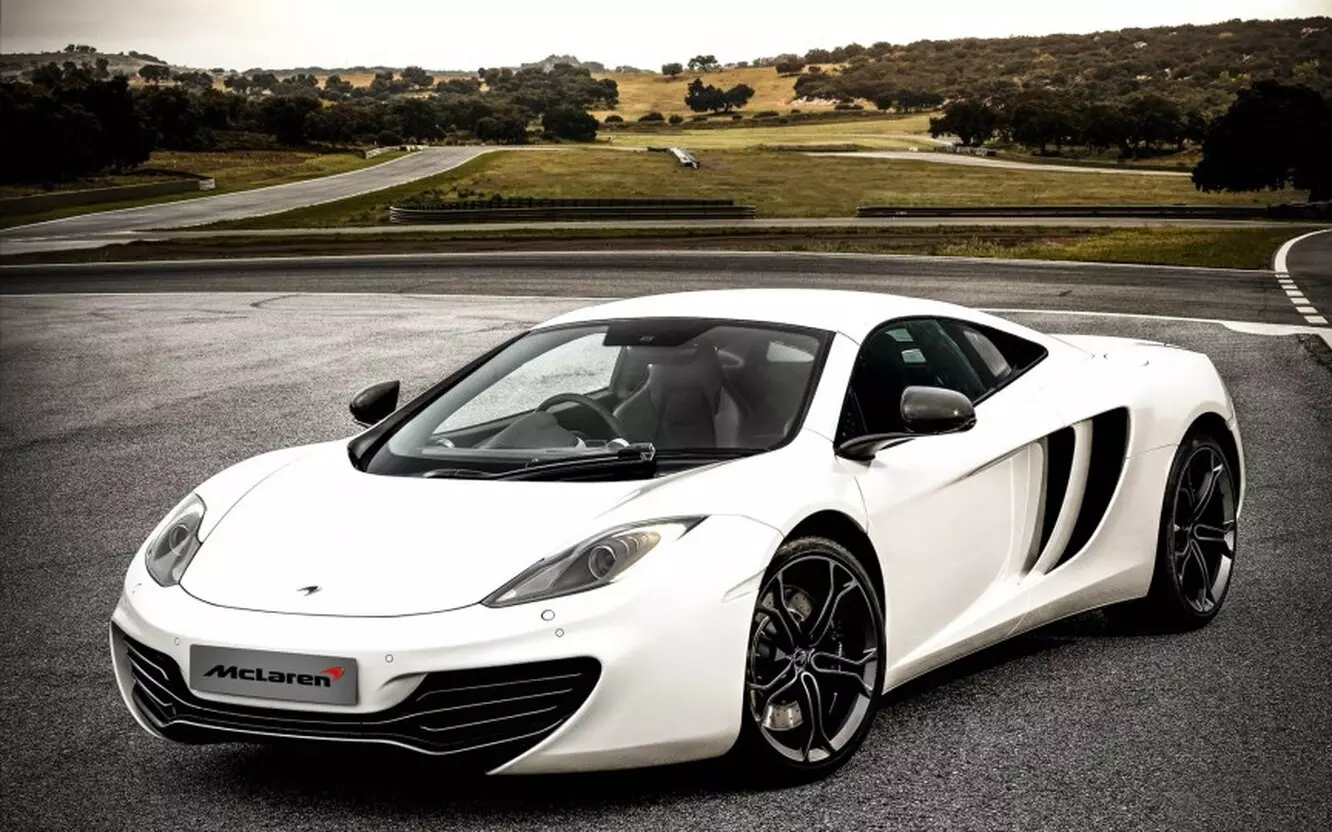 McLaren MP4-12C (ibihumbi 269.000 by'amadolari). Iyi super super yo mubwongereza yaremewe byumwihariko kugirango ihangane na Ferrari na Lamborghini. Moteri ya litiro 3,8 ya moteri ya V8 itanga ingufu za 616 hp. kandi yemerera MP4-12C kwihuta kugera kuri 100 km / h mumasegonda 3.1. Imashini yakusanyirijwe muri fibre ya plastike, aluminium na karubone, igabanya uburemere bwayo byibuze. Jenson Button na Lewis Hamilton barayifite.