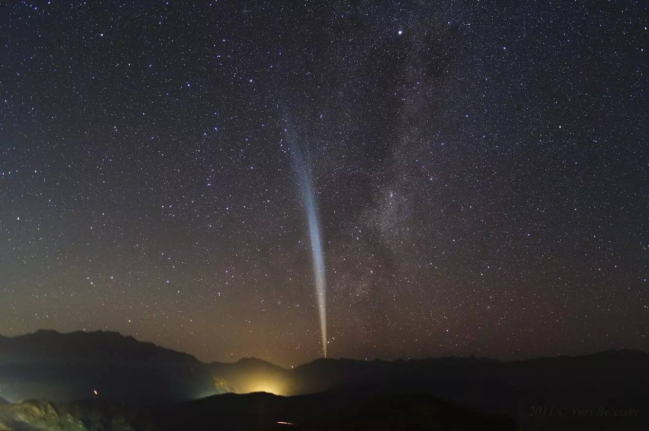 Kometen Lovejoy. I november 2011 oppdaget den australske astronomen Terry Lovejoy en av de største kometene i Kreutz-gruppen, omtrent 500 meter i diameter. Den fløy gjennom solkoronaen og brant ikke ut, var godt synlig fra jorden og ble til og med fotografert fra ISS.