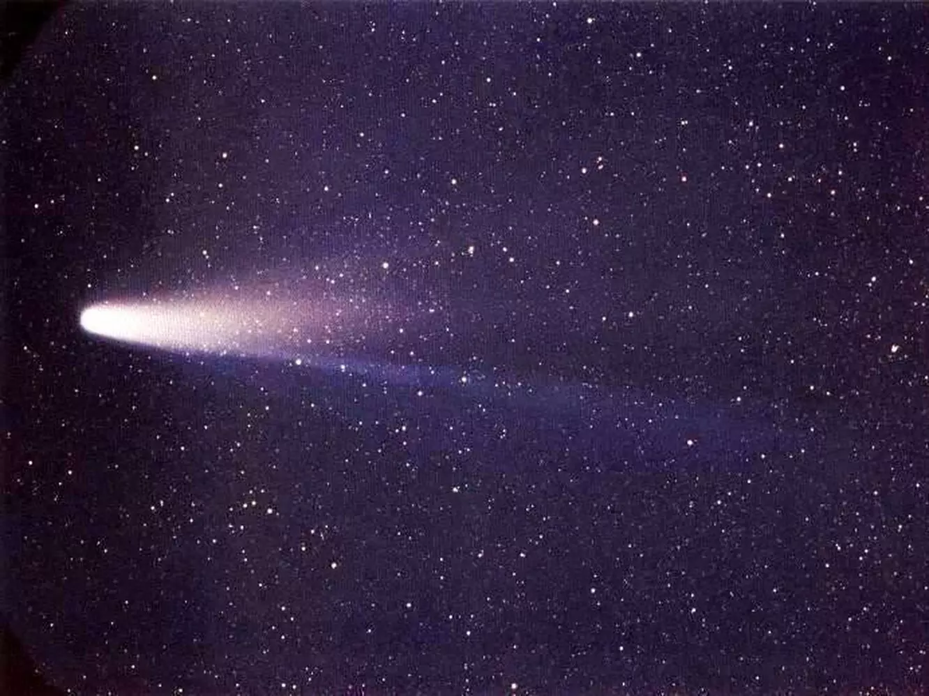 Halley's Comet shine mafi shahara a cikin duk wasu tauraro mai wutsiya na lokaci-lokaci. Yana ziyartar tsarin hasken rana kowane shekaru 75-76 kuma yana iya gani a fili ga ido tsirara kowane lokaci. Masanin falaki dan kasar Ingila Edmund Halley ne ya kididdige kewayawarta, wanda kuma ya yi hasashen dawowar ta a shekara ta 1759. A shekarar 1986, kumbon kumbo ya binciko shi, inda ya tattara bayanai da dama kan tsarin tauraron dan adam. Bayyanar gaba na Halley's Comet shine 2061.