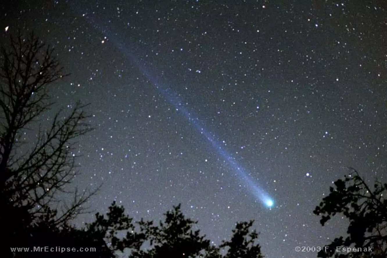 Comets Hyakutake ແລະ Hale-Bopp ປາກົດຕົວຫນຶ່ງຫຼັງຈາກທີ່ອື່ນ - ໃນປີ 1996 ແລະ 1997, ແຂ່ງຂັນໃນຄວາມສະຫວ່າງ. ຖ້າດາວຫາງ Hale-Bopp ຖືກຄົ້ນພົບຄືນໃນປີ 1995 ແລະບິນຢ່າງເຂັ້ມງວດ “ຕາມກຳນົດເວລາ”, Hyakutake ໄດ້ຖືກຄົ້ນພົບພຽງແຕ່ສອງສາມເດືອນກ່ອນຈະມາໃກ້ໂລກ.