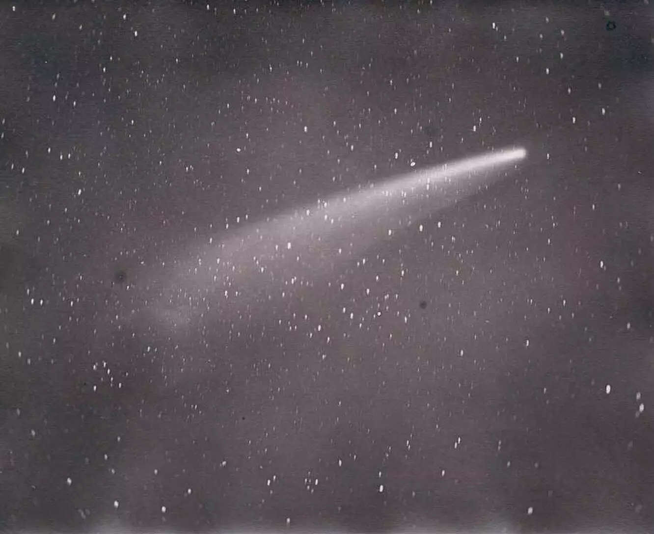 O gran cometa de xaneiro de 1910 apareceu no ceo un par de meses antes do cometa Halley, que todo o mundo estaba esperando. O primeiro cometa novo foi observado polos mineiros das minas de diamantes de África o 12 de xaneiro de 1910. Como moitos cometas súper brillantes, era visible incluso durante o día.