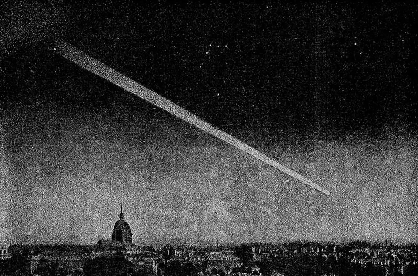 Iyo Great March Comet ye1843 zvakare inhengo yemhuri yeKreutz yema circumsolar comets. Akabhururuka 830 zviuru zvemakiromita chete. kubva pakati peZuva uye yainyatsooneka kubva paNyika. Muswe wayo ndeimwe yeakareba pakati pemakometi ese anozivikanwa, maviri ezvemuchadenga (1 AU yakaenzana nenhambwe pakati pePasi neZuva).