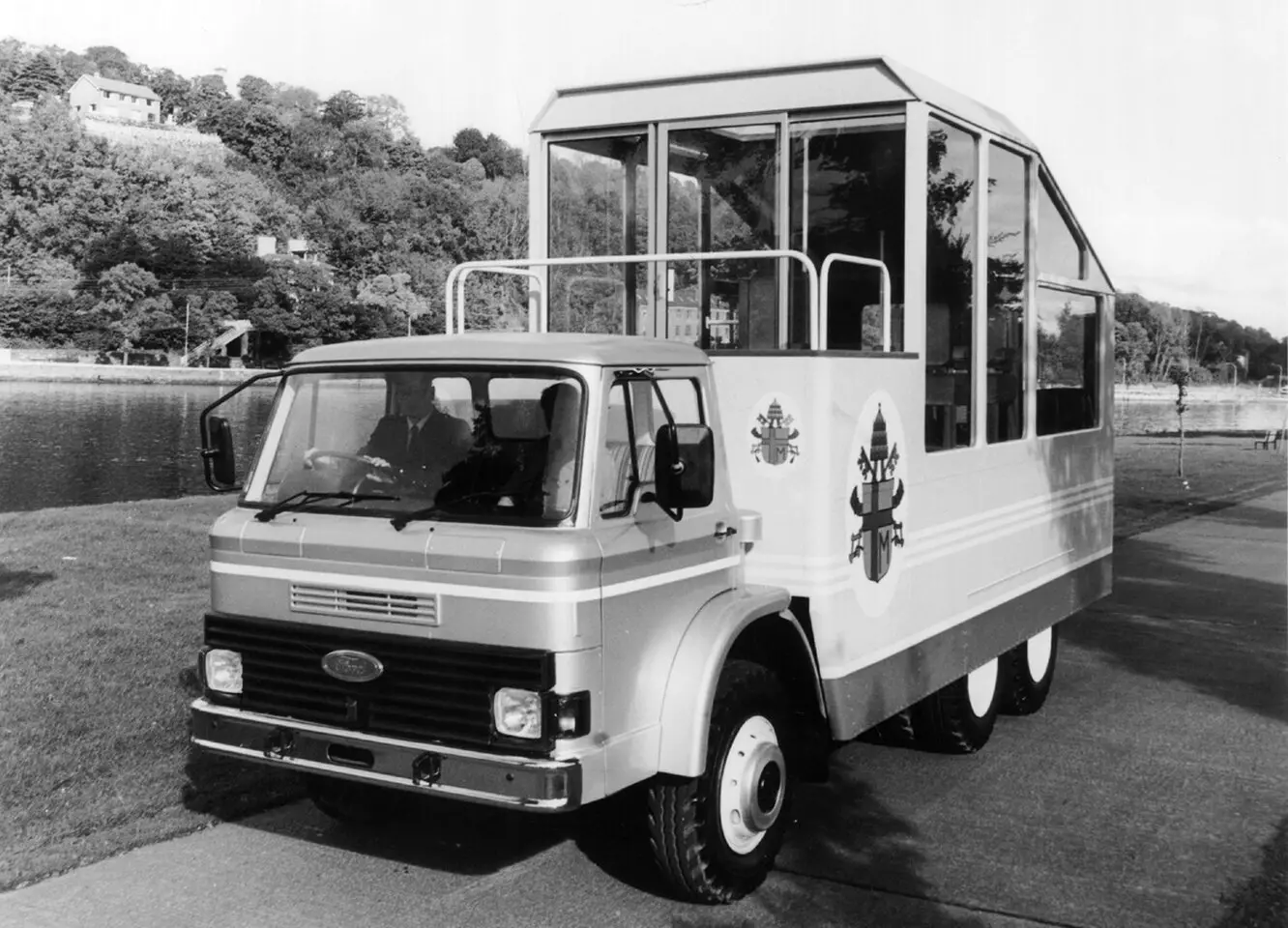 1979 Ford-D Series Popemobile, построен за посещението на папата в Ирландия. Най-големият папамобил в историята.