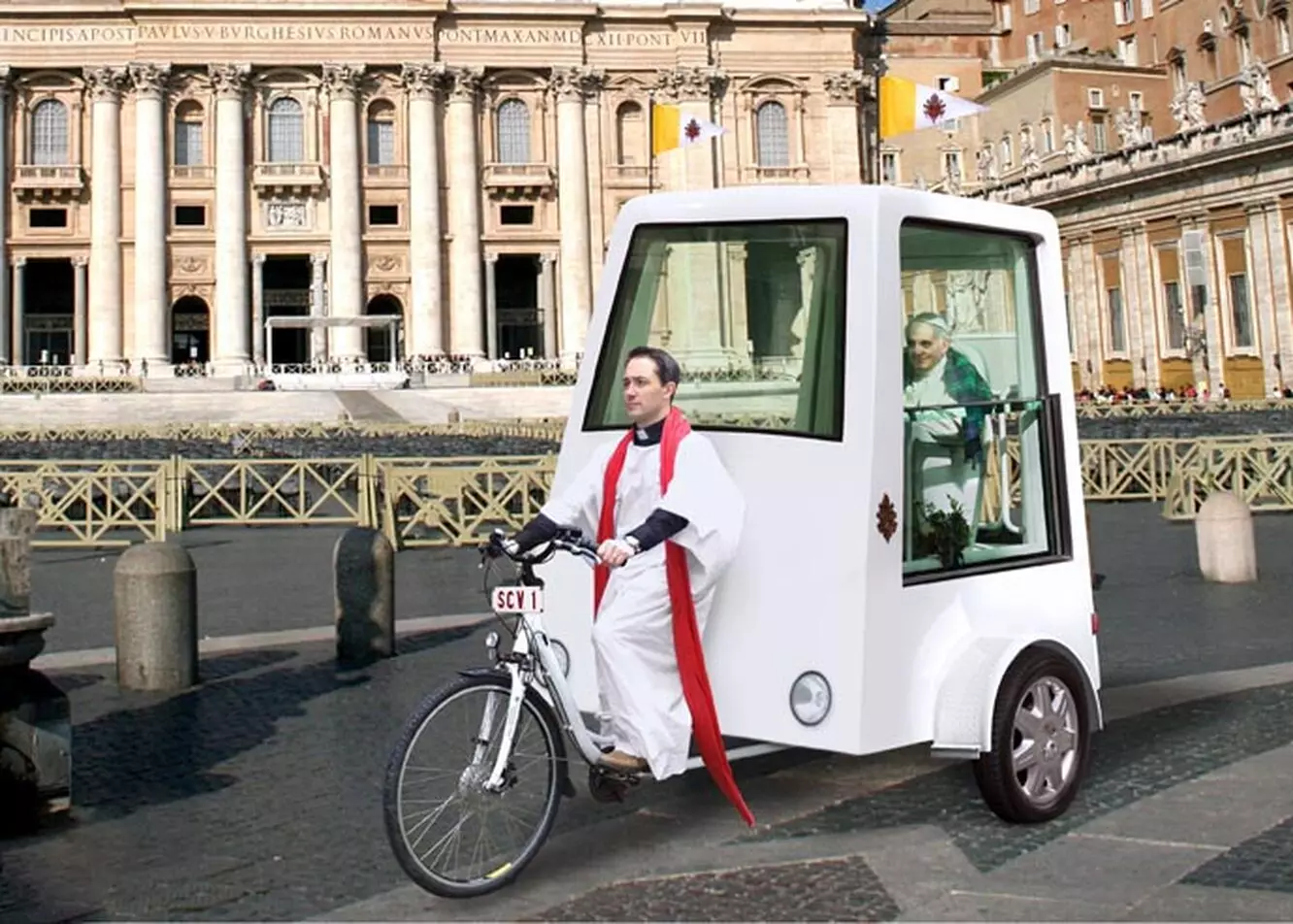 Papa Francesco ha superato tutti perché abbiamo la prima papamobile a pedali in assoluto. Naturalmente, questo non è solo un risciò, ma una bicicletta elettrica sviluppata dall'Associazione dei trasporti ambientali (ETA). È vero, Benedetto l'ha ordinato, ma non ha avuto il tempo di usarlo.