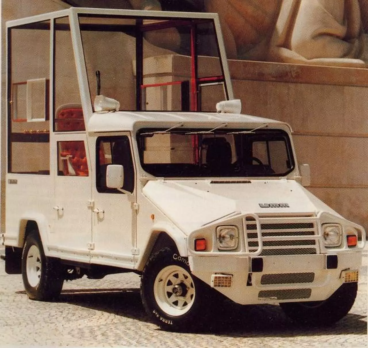 1992 Umm Alter II Popemobile 为教皇访问葡萄牙而制作。 Umm 品牌已不复存在，其装甲奇迹被保存在博物馆中。