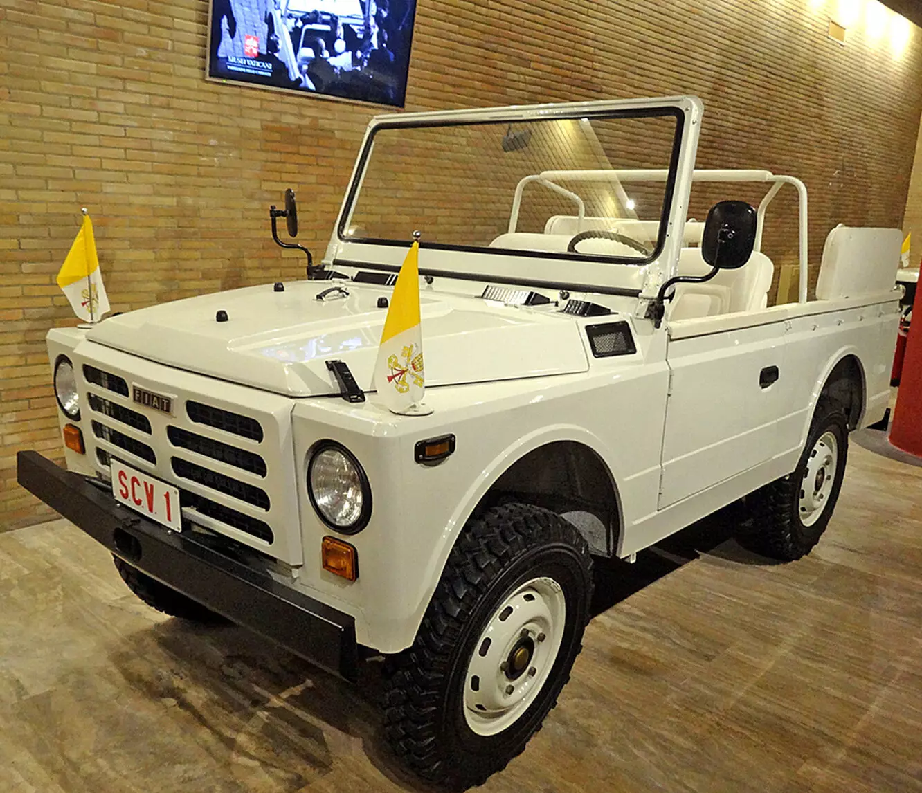 1980 Fiat Campagnola Popemobile. Bhí sé in úsáid ag an Pápa le haghaidh mais a bhí ar siúl sa Vatacáine go dtí 1981, nuair a rinneadh iarracht feallmharú ar Eoin Pól.