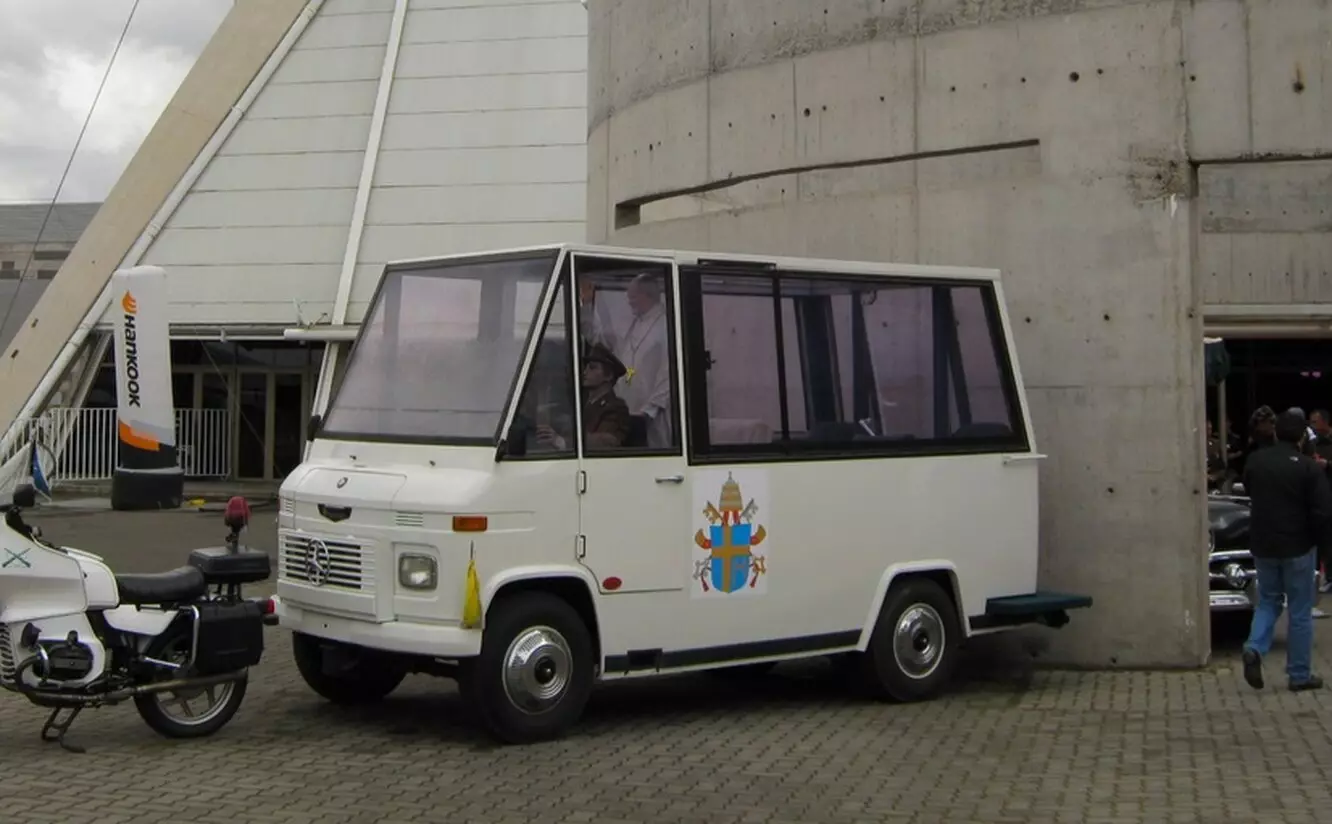 1987, un autobus personalizzato su telaio Mercedes-Benz costruito appositamente per la visita del Papa in Cile.