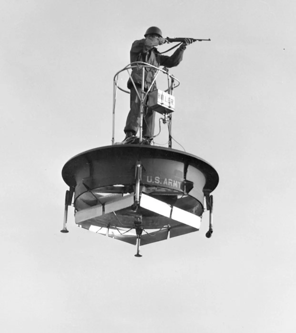 VZ-1 Pawnee פון Hiller Helicopters איז אַ 1950 אַנטוויקלונג פון אַ זייער פיוטשעריסטיק קוק. די VZ-1 Pawnee איז געווען אַ איין-מענטש פּלאַטפאָרמע, פליענדיק מיט צוויי העליקאָפּטער פּראָפּעלערז אונטן. די קאָנטראָל איז דורכגעקאָכט דורך טילטינג דעם פּילאָט 'ס גוף. טראָץ הצלחה דורכגעגאנגען די טעסץ, די פּרויעקט איז געהאלטן צו שוואַך און פּאַמעלעך פֿאַר פאַקטיש קאַמבאַט.